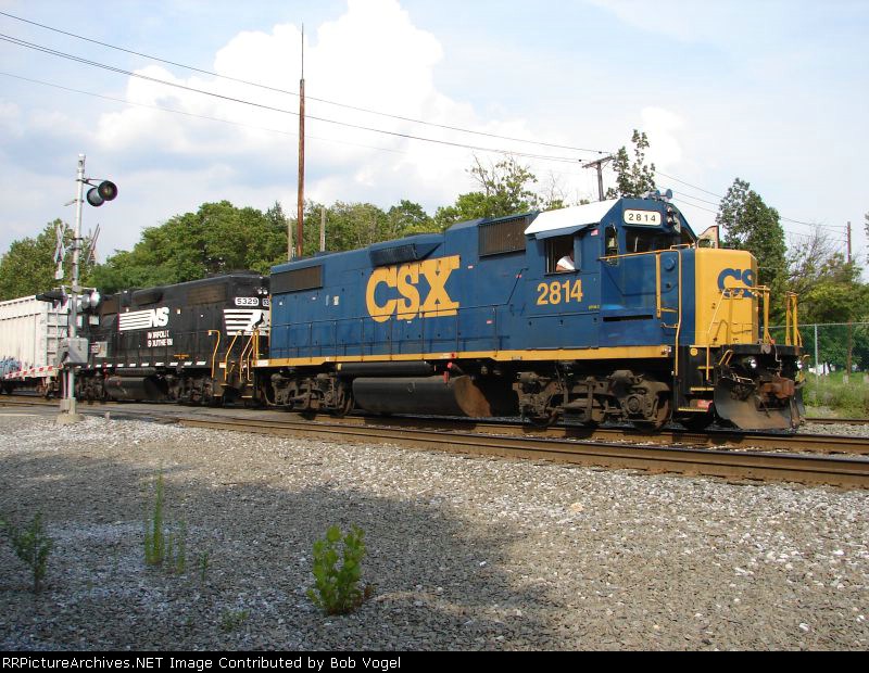 CSX 2814 and NS 5329